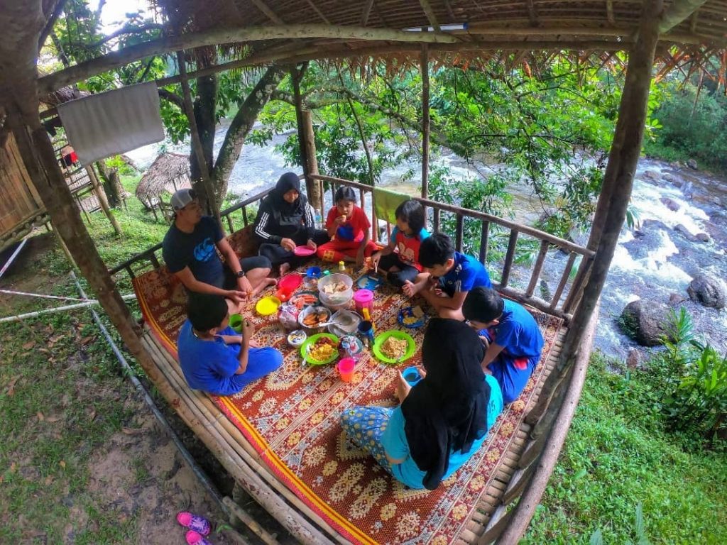 Santai bersama anak-anak di Chalet Dusun, Pos Kampung Kuala Mu ...